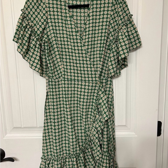 Max Studio | Dresses | Max Studio Green And White Floral Midi Dress ...
